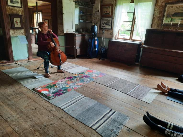 Sellojooga/Cello Yoga – Heini Mielonen – laulava sellisti & monitaiteilija
